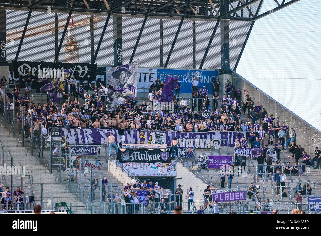 Support Fans FC Erzgebirge Aue in Essen Gästeblock (Oberkörper frei ...