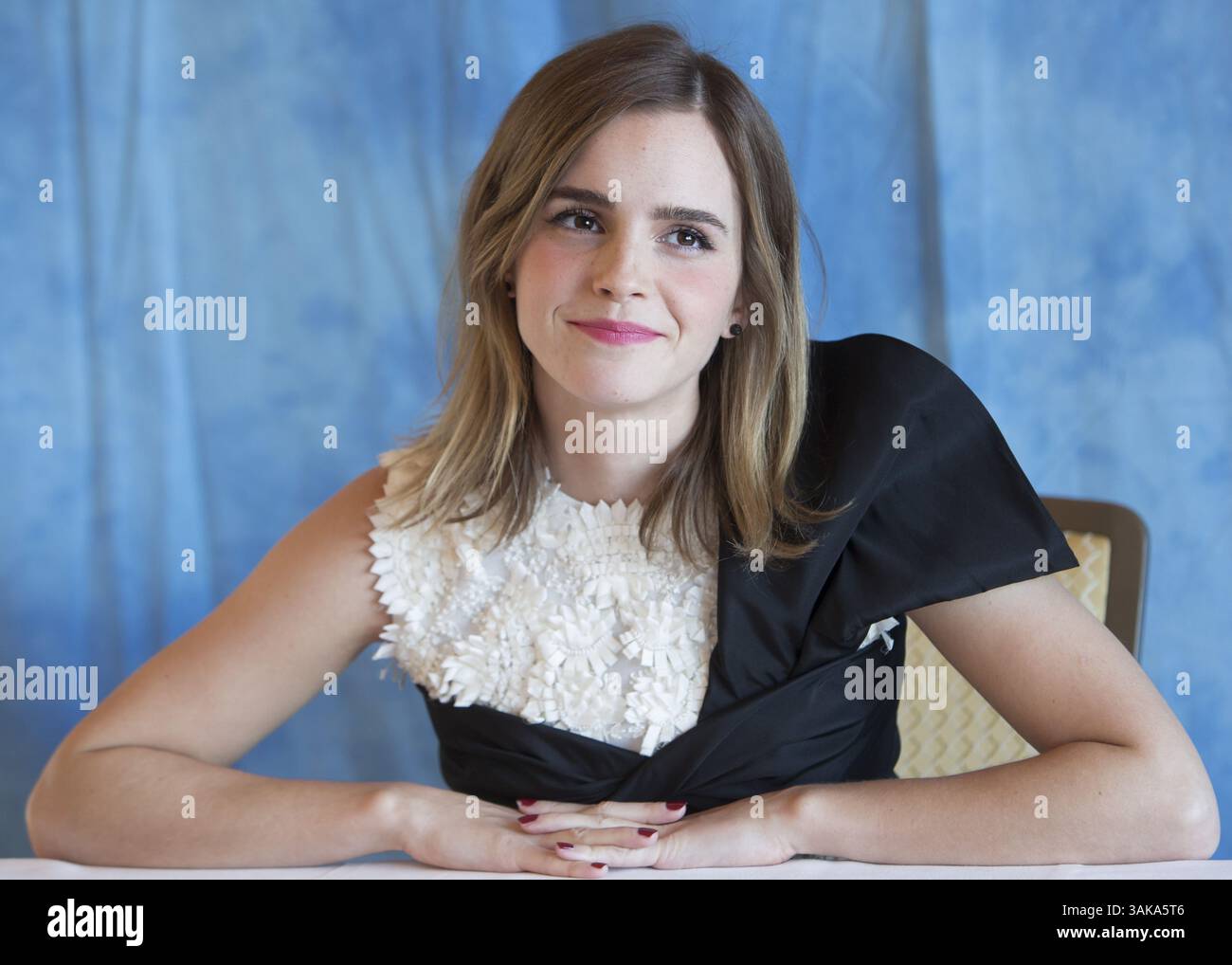 Emma watson harry potter 2001 hi-res stock photography and images - Alamy