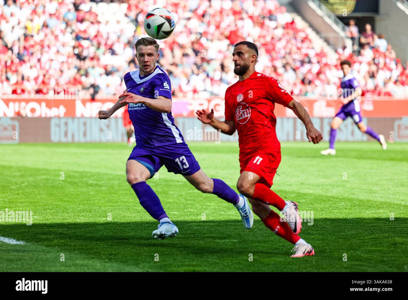 Ramien Safi (RWE) im Laufduell mit Erik Majetschak (Aue) Rot-Weiss ...