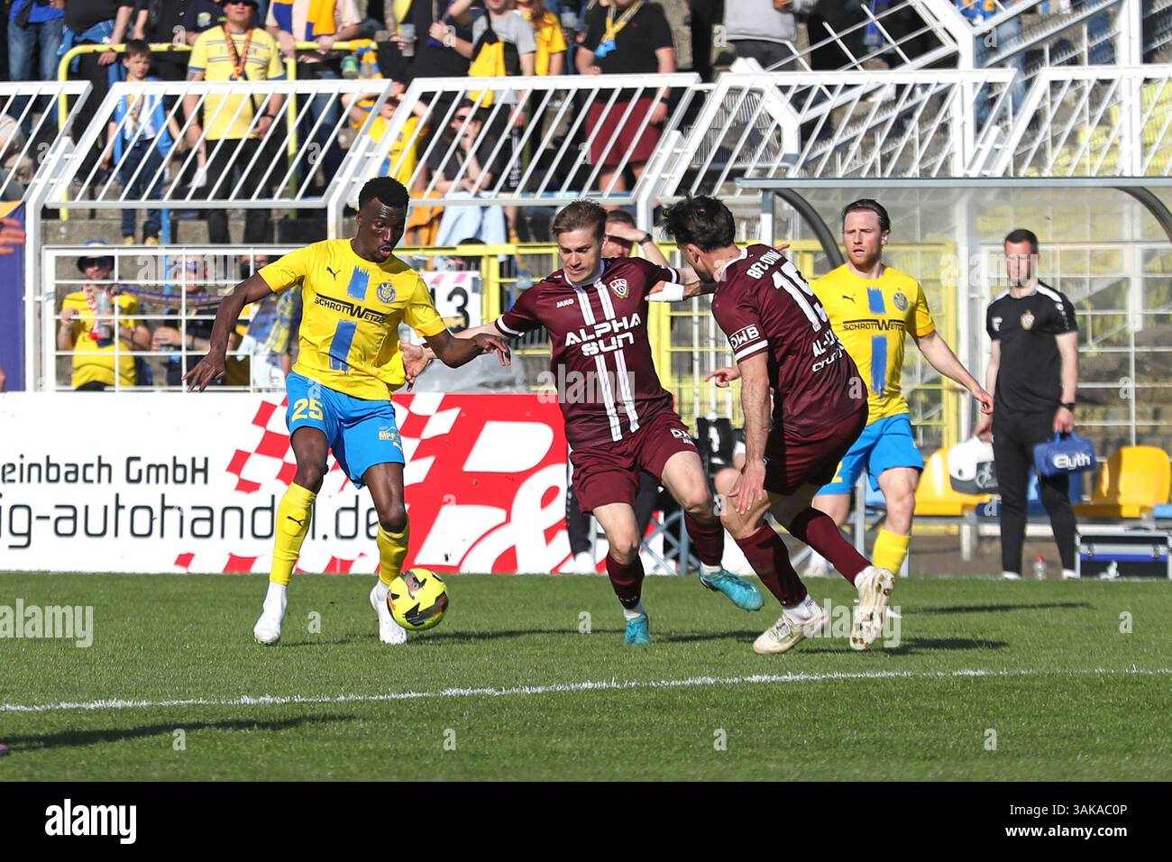 Leipzig, Deutschland. 12th Apr, 2025. Abou Ballo (25, Lok Leipzig ...