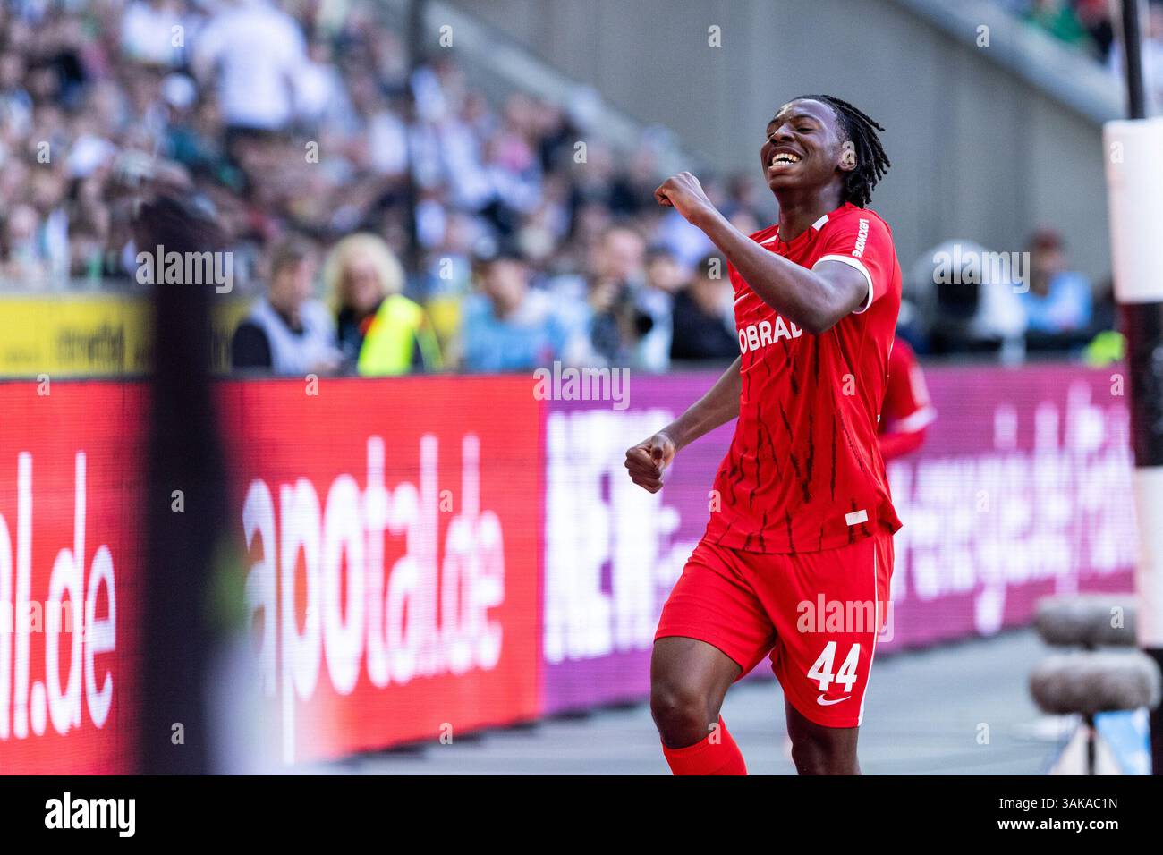SC Freiburg bejubeln das Tor, 1:2 durch Johan Manzambi (SC Freiburg, 44 ...