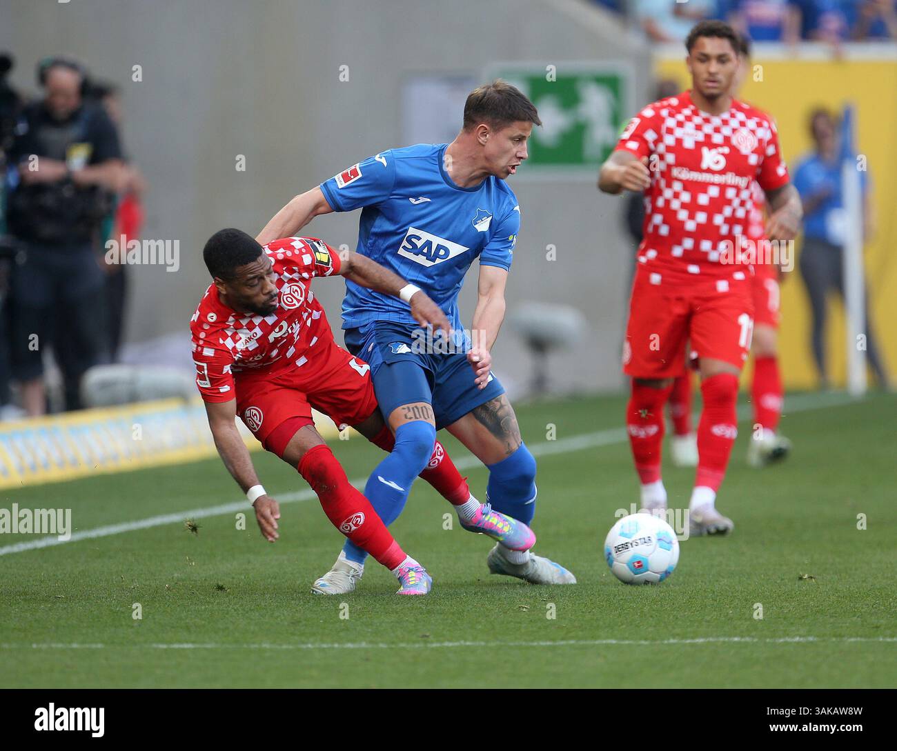 V.li. Arnaud Nordin (Mainz), Adam Hlozek (Hoffenheim) . Sport: Fussball ...