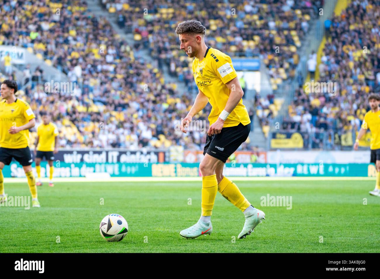 Aachen, Deutschland. 12th Apr, 2025. Felix Meyer (Alemannia Aachen, #04) TSV Alemannia Aachen vs ...