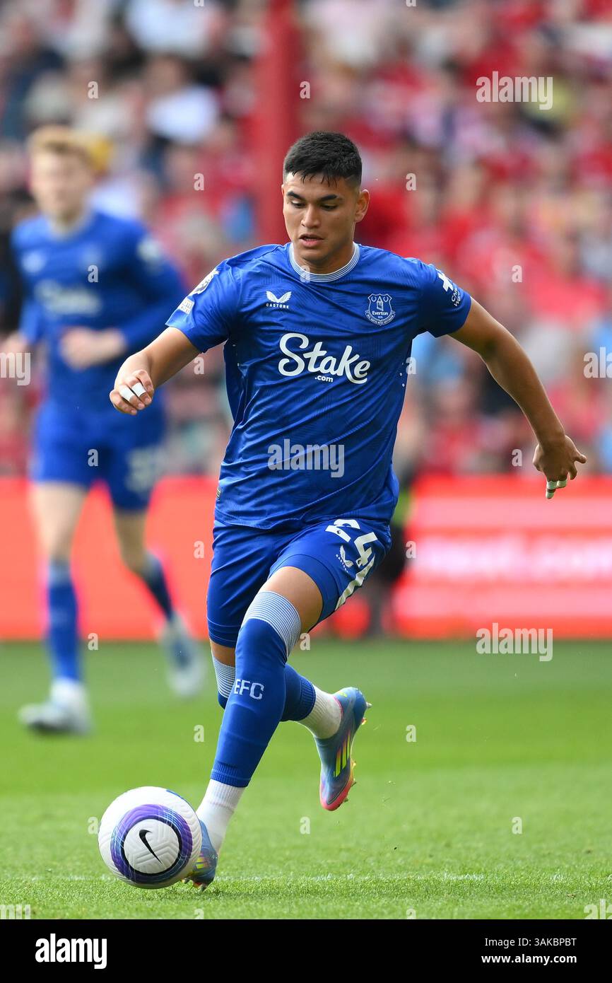 Carlos Alcaraz of Everton runs with the ball during the Premier League ...