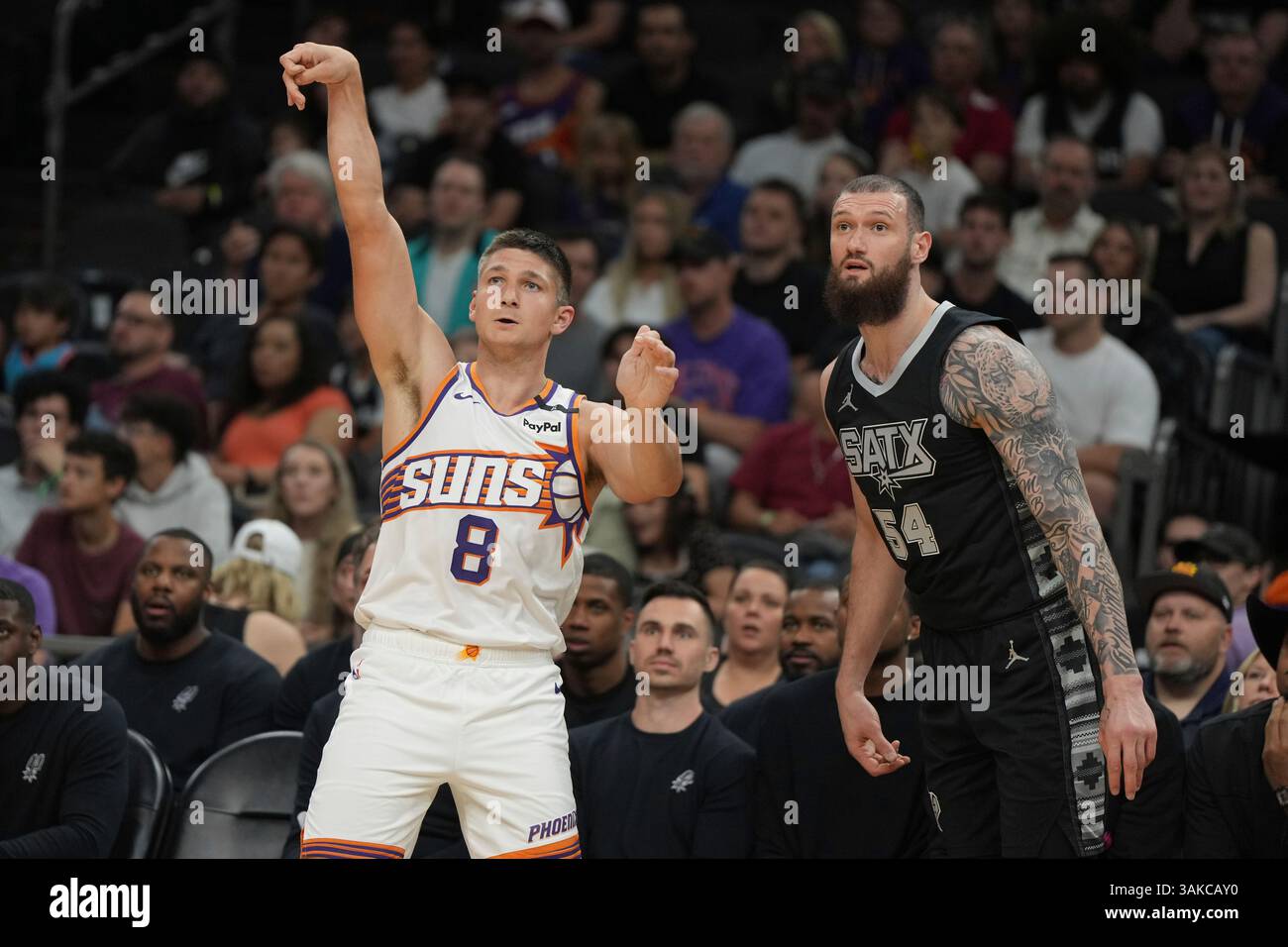 Phoenix Suns guard Grayson Allen (8) against the San Antonio Spurs ...