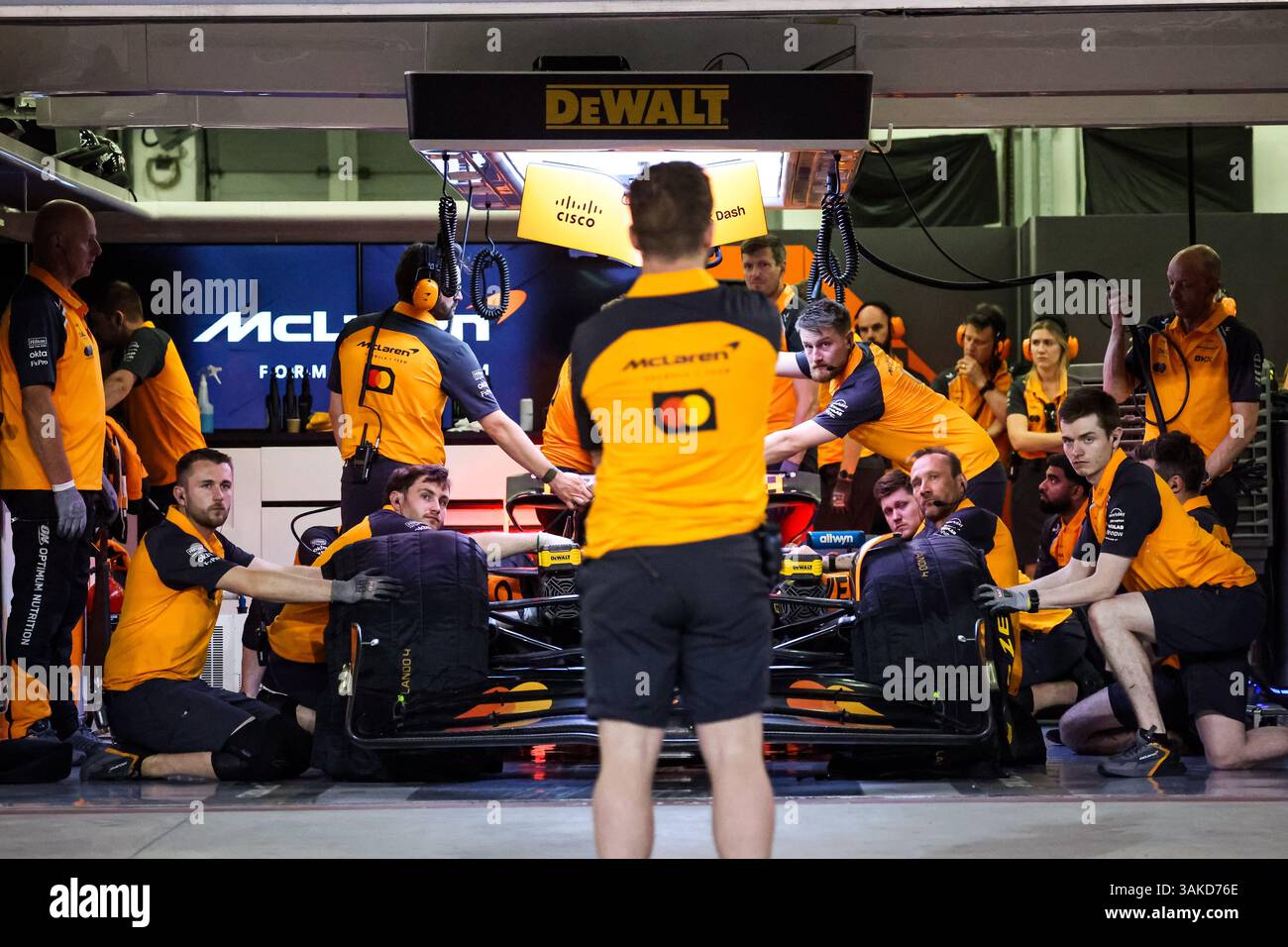 McLaren F1 Team mechanics on the garage, box, during the Formula 1 Gulf ...