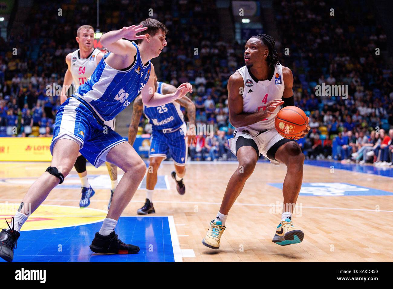 Phlandrous Fleming Jr. (Telekom Baskets Bonn #4) mit Ball gegen Jacob ...