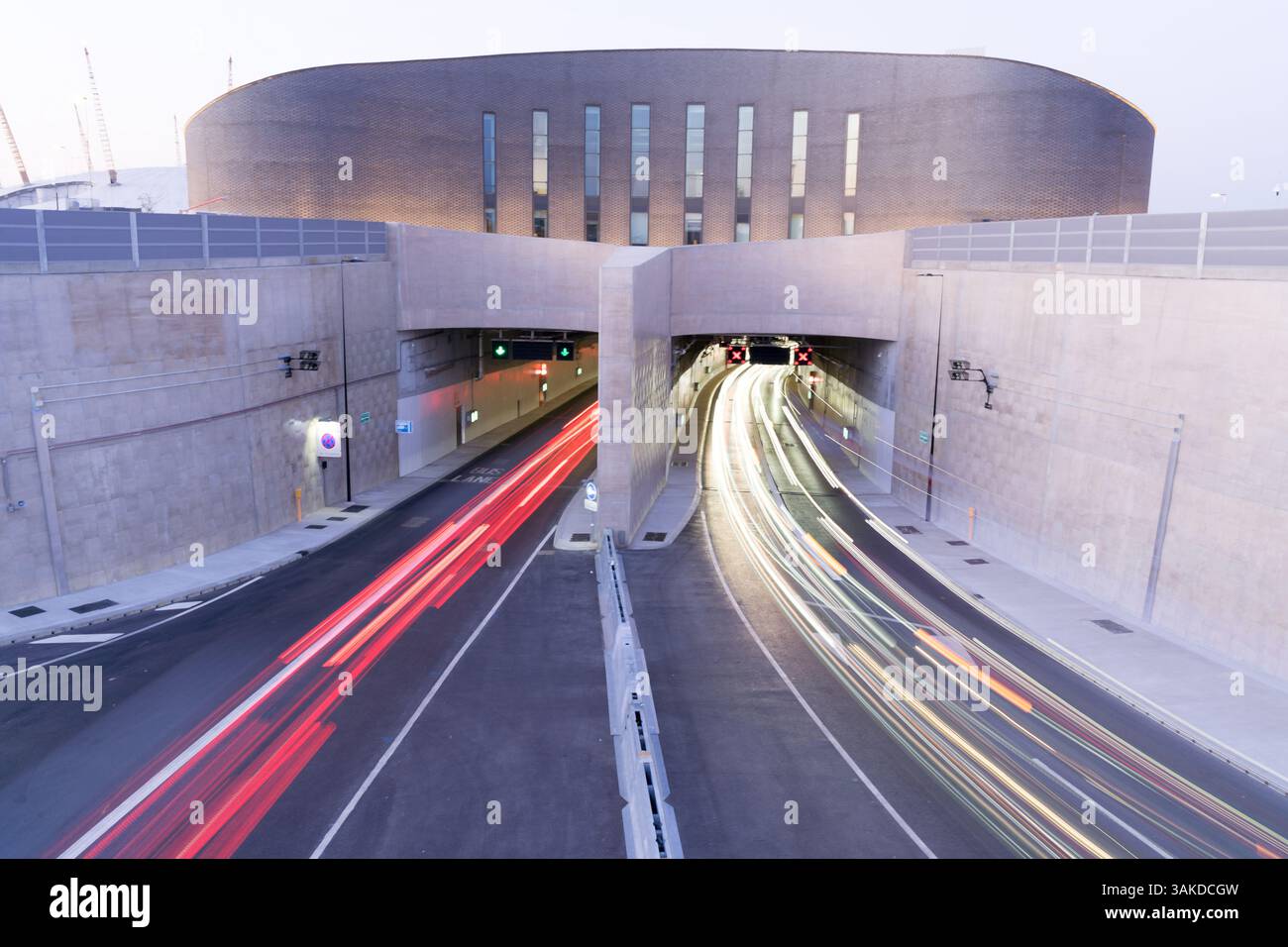 Brand new River Thames crossing Silvertown tunnel opens for traffic ...