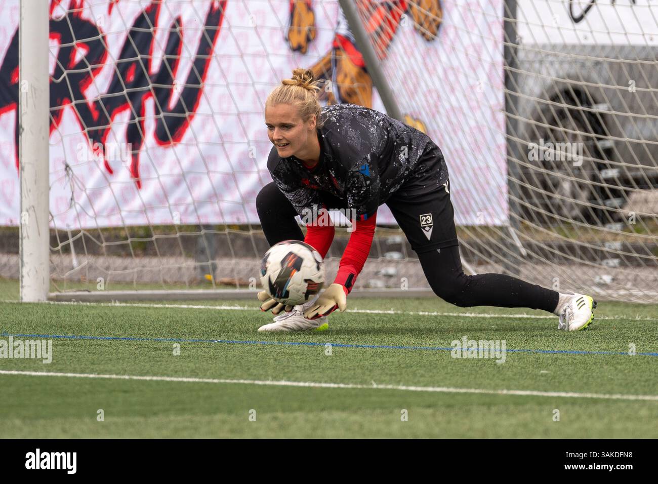 Aarau, Schweiz, 12.04.2025 Goalkeeper Anna Klink (23 Basel) warm ...