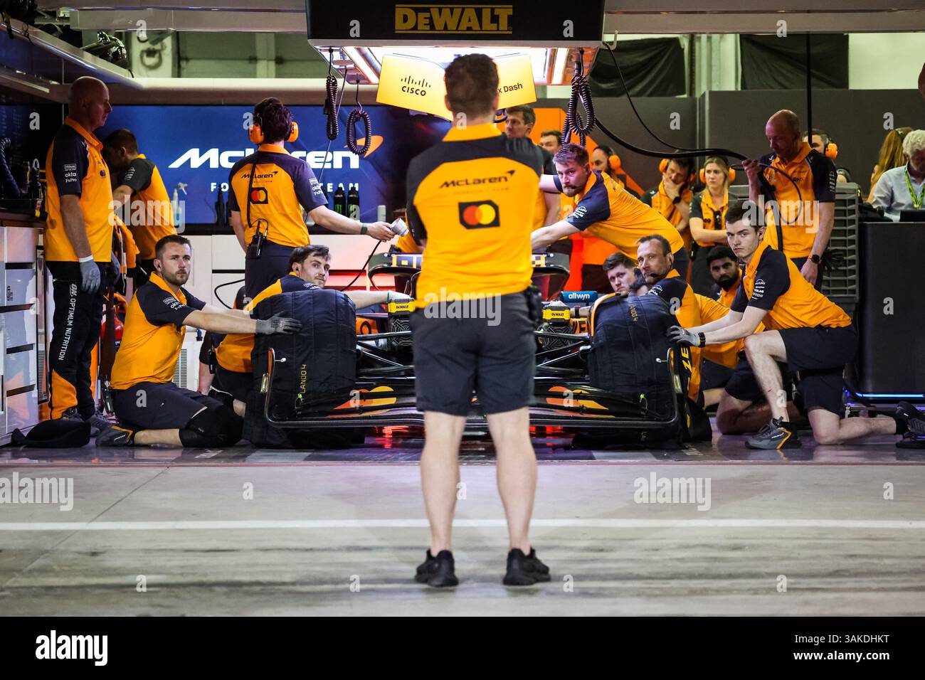 McLaren F1 Team mechanics on the garage, box, during the Formula 1 Gulf ...