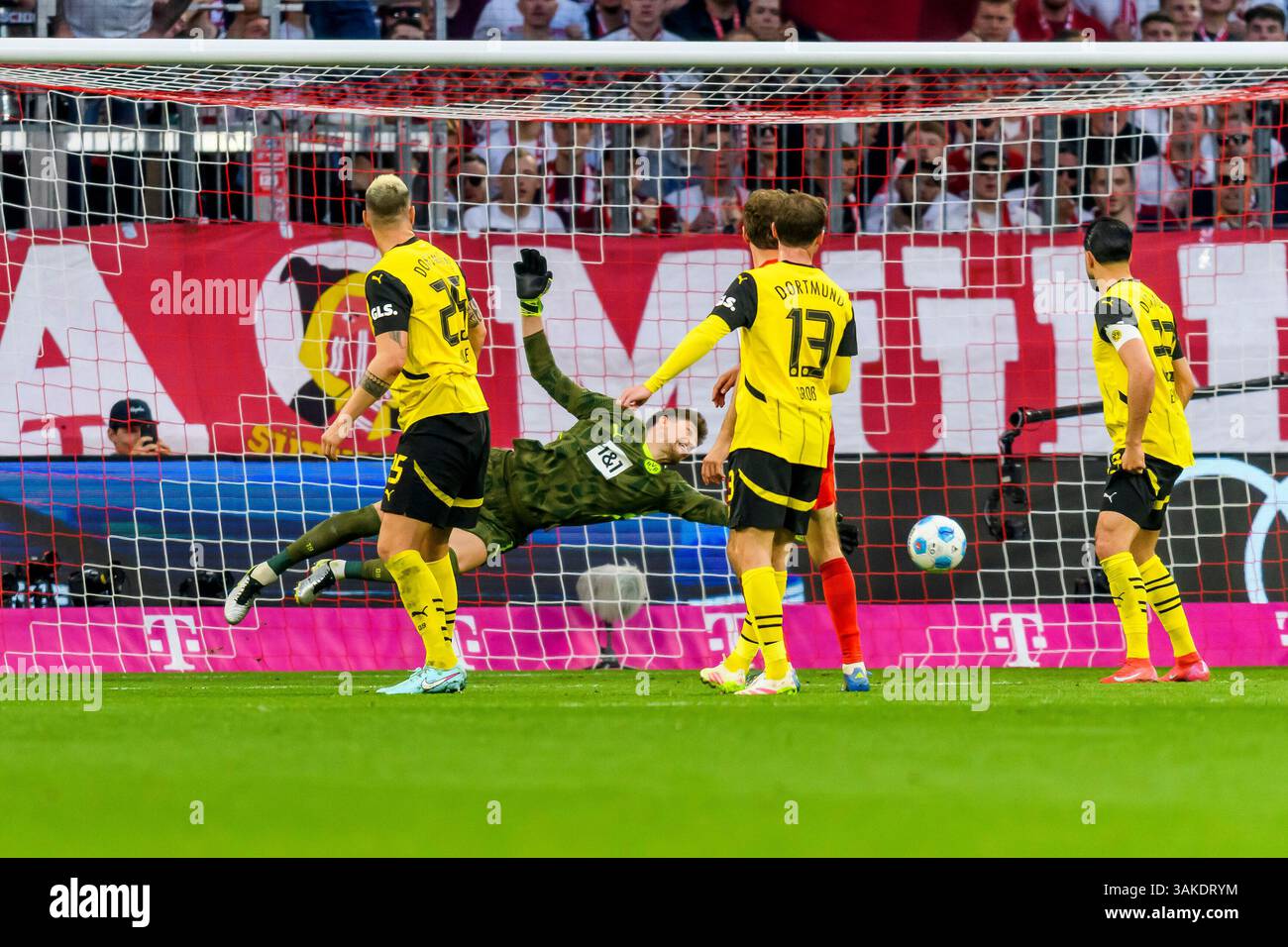 12.04.2025, Allianz Arena, Muenchen, GER, DFB, FC Bayern Muenchen vs. Borussia Dortmund BVB, im ...