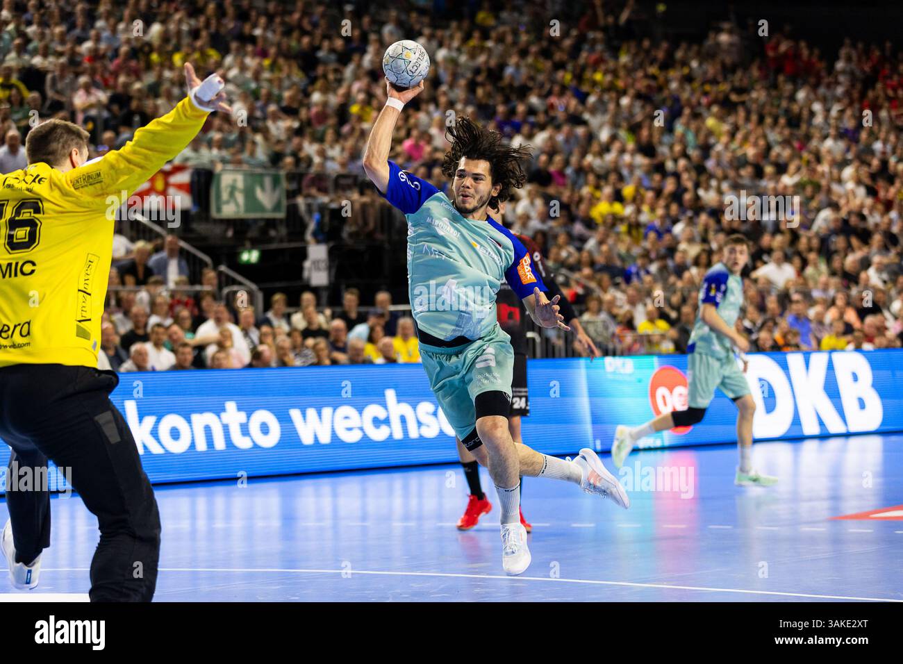 Tim RUGGIERO-MATTHES (HBW Balingen-Weilstetten, #04) erzielt ein Tor ...