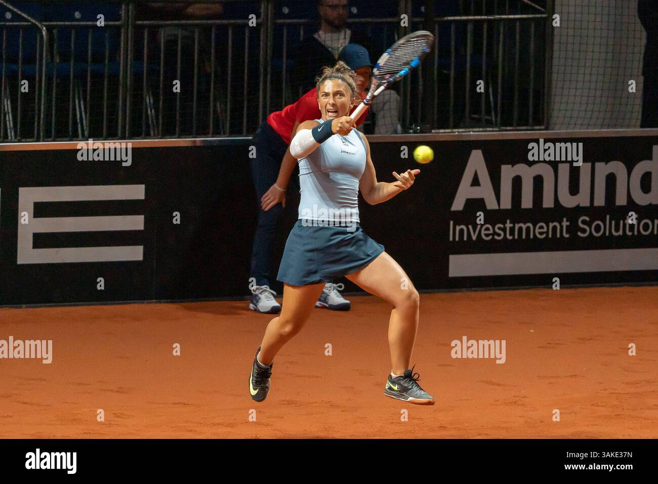 Stuttgart, Deutschland. 12th Apr, 2025. Sara Errani mit einer ...