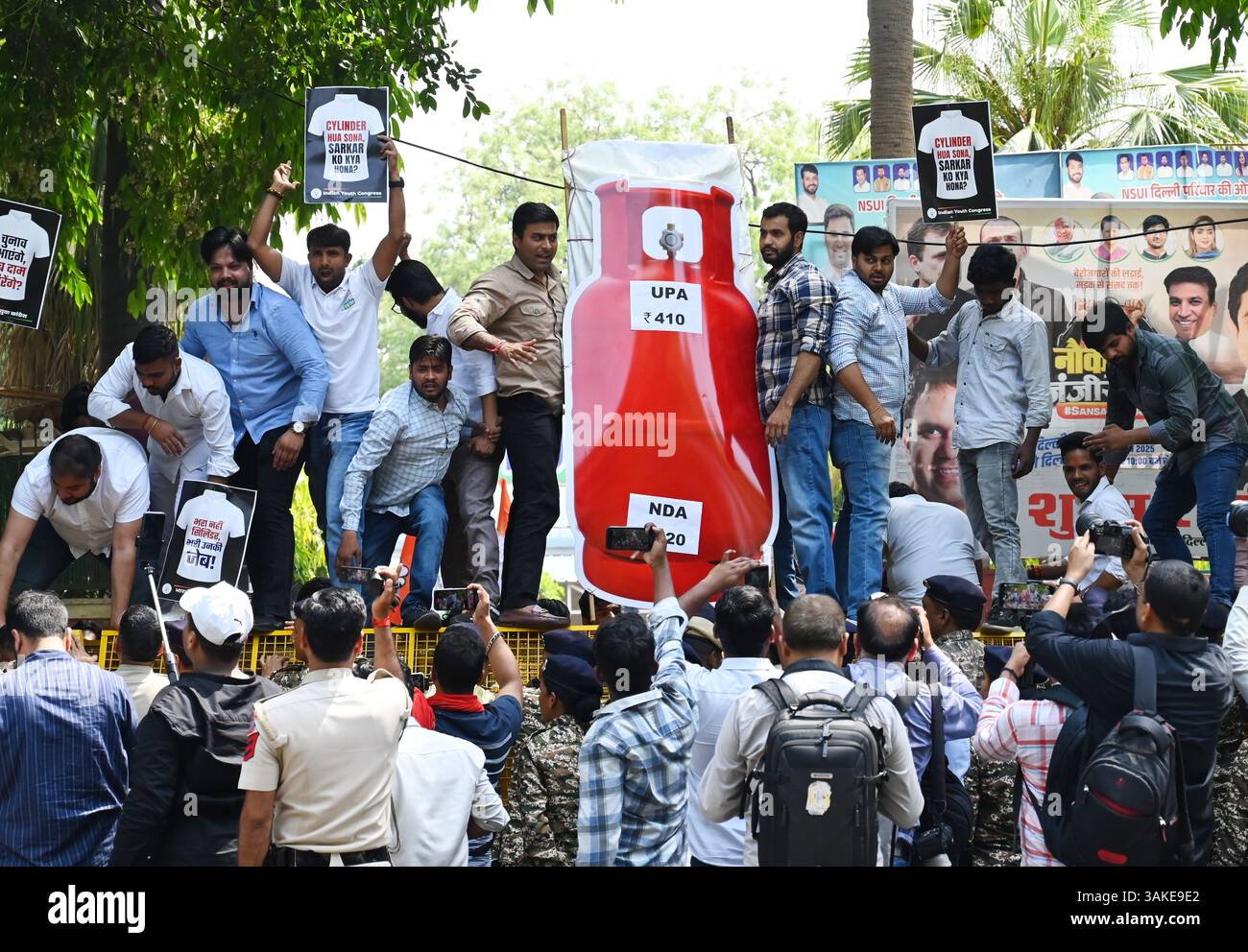 NEW DELHI INDIA APRIL 12 Members Of Indian Youth Congress Stage A