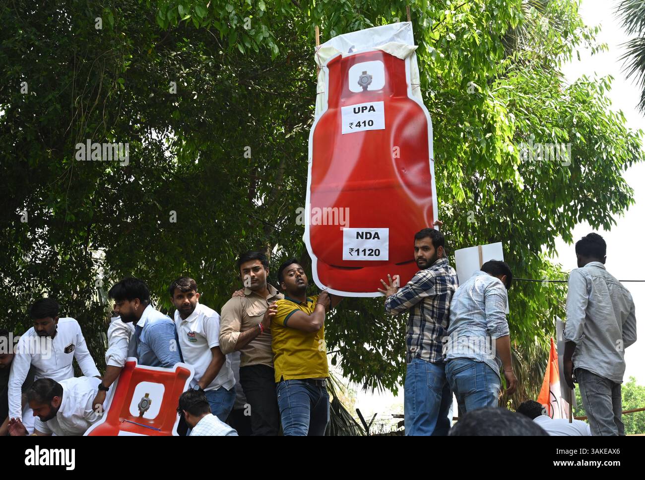new-delhi-india-april-12-members-of-indian-youth-congress-stage-a
