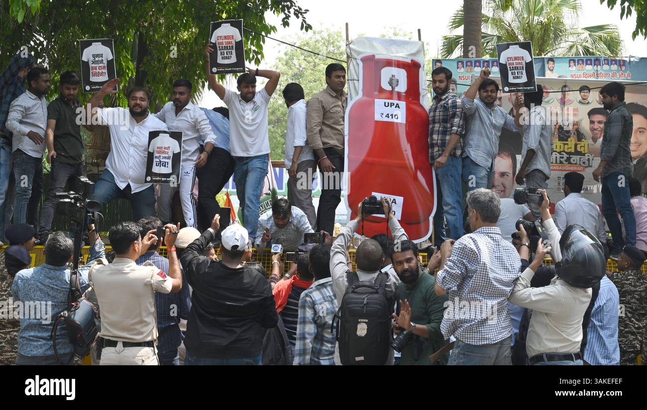 NEW DELHI INDIA APRIL 12 Members Of Indian Youth Congress Stage A
