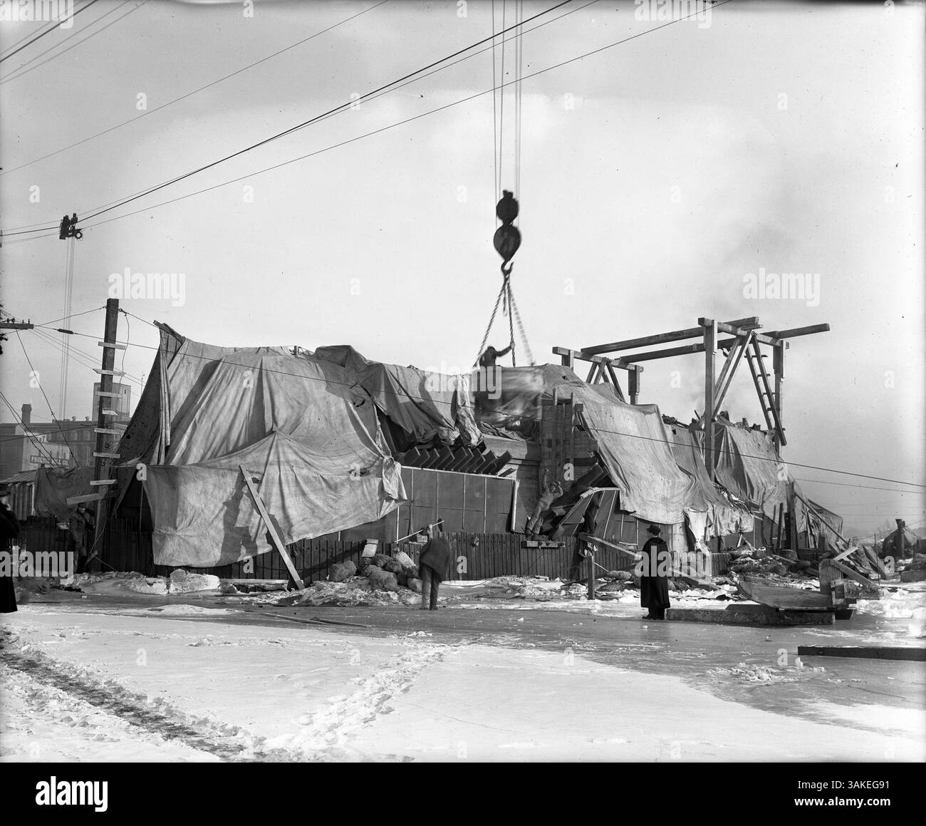 The construction of the Third Avenue Bridge in Minneapolis is ...