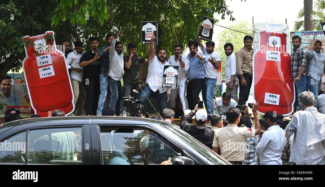 NEW DELHI INDIA APRIL 12 Members Of Indian Youth Congress Stage A