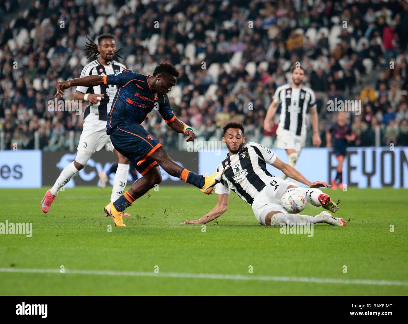 Konan N'Dri of US Lecce and Lloyd Kelly of Juventus FC during the ...