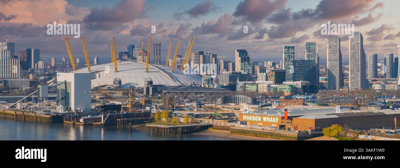 View canary wharf masts hi-res stock photography and images - Alamy