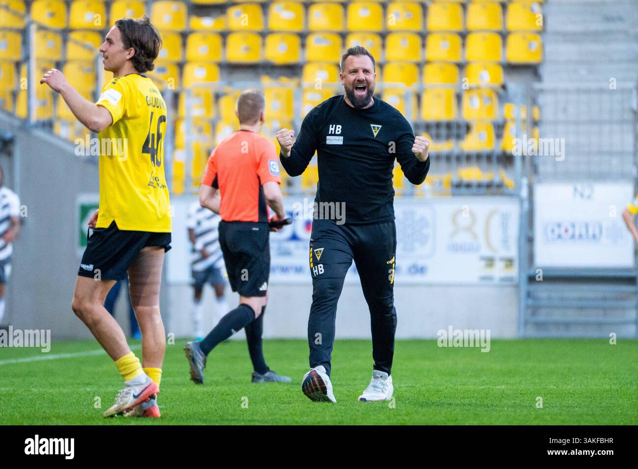 Aachen, Deutschland. 12th Apr, 2025. Heiner Backhaus (Alemannia Aachen, Chef-Trainer) bejubelt ...