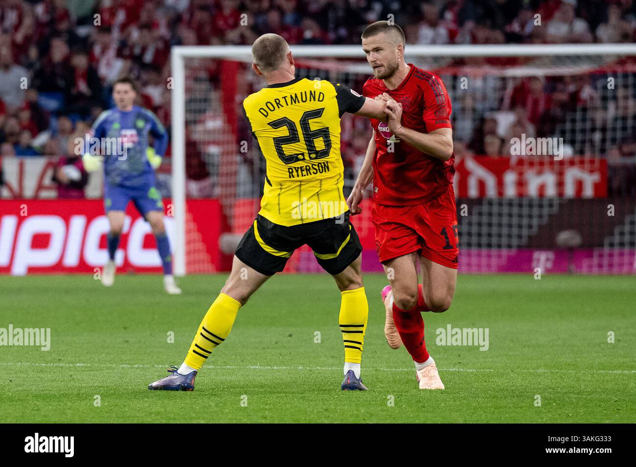 Muenchen, Deutschland. 12th Apr, 2025. Julian Ryerson (Borussia Dortmund, #26) gegen Eric Dier ...