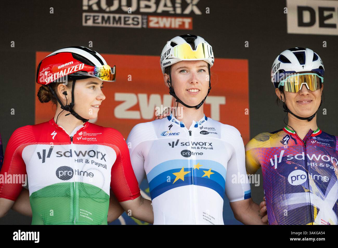 Frankreich. 12th Apr, 2025. Blanka Vas (HUN), Lorena Wiebes (NED) und ...