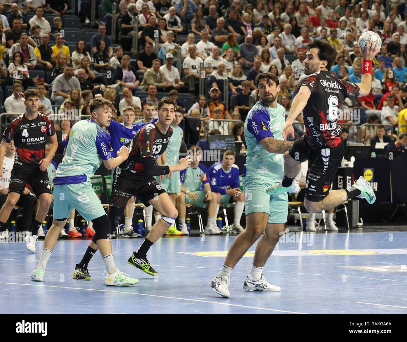 Koeln, Deutschland. 12th Apr, 2025. v.l. Nikolaj Enderleit (MT ...
