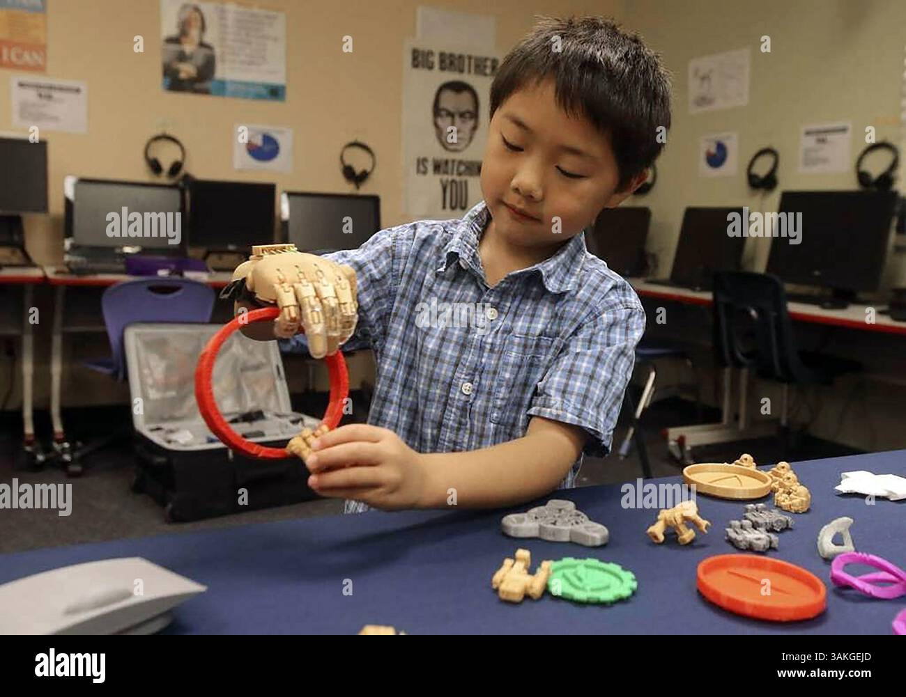 E nable hand hi-res stock photography and images - Alamy