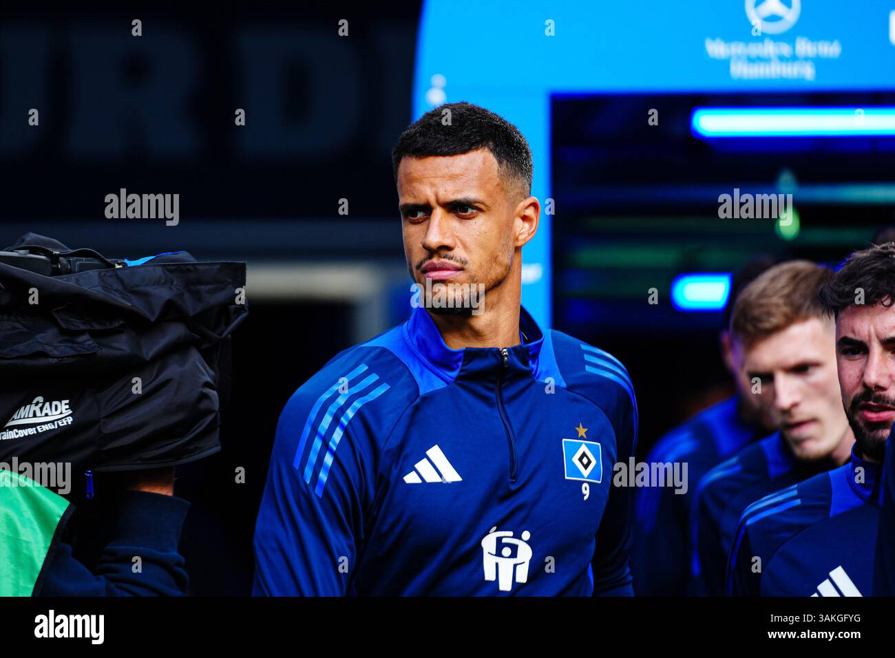 Hamburg, Deutschland. 11th Apr, 2025. Robert Glatzel (Hamburger SV, #09 ...