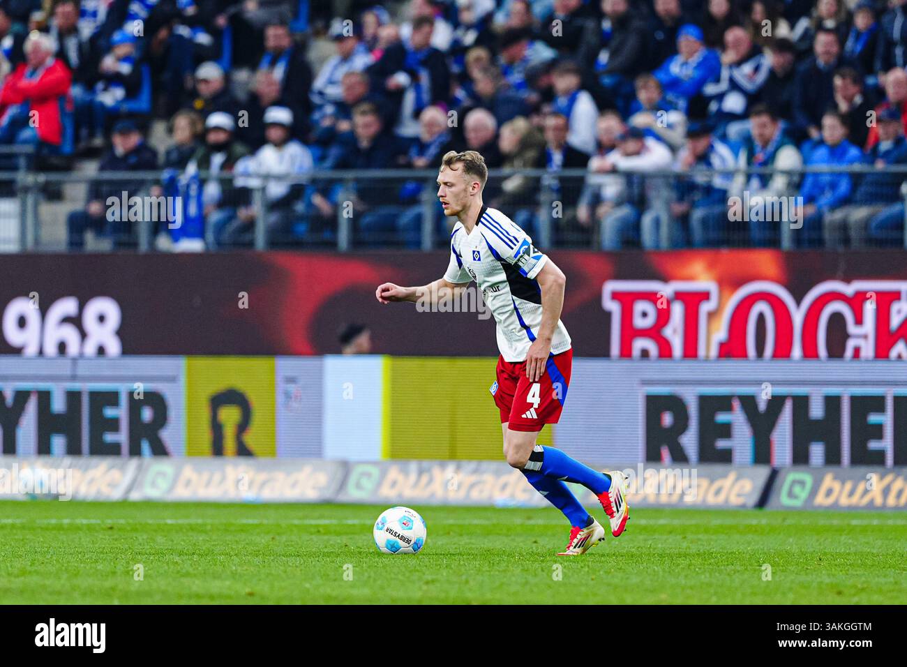 Hamburg, Deutschland. 11th Apr, 2025. Sebastian Schonlau (Hamburger SV ...