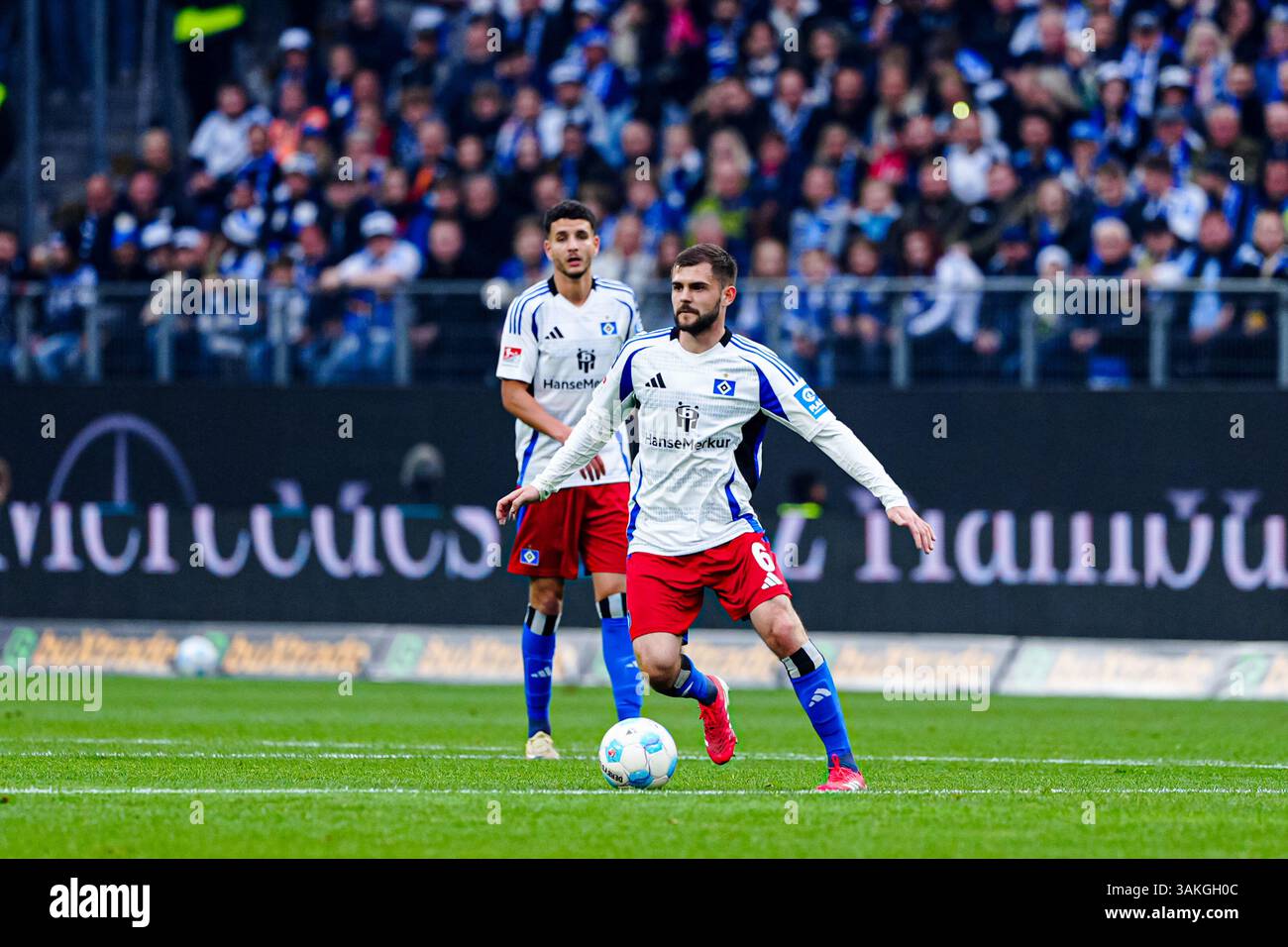Hamburg, Deutschland. 11th Apr, 2025. Lukasz Poreba (Hamburger SV, #06 ...