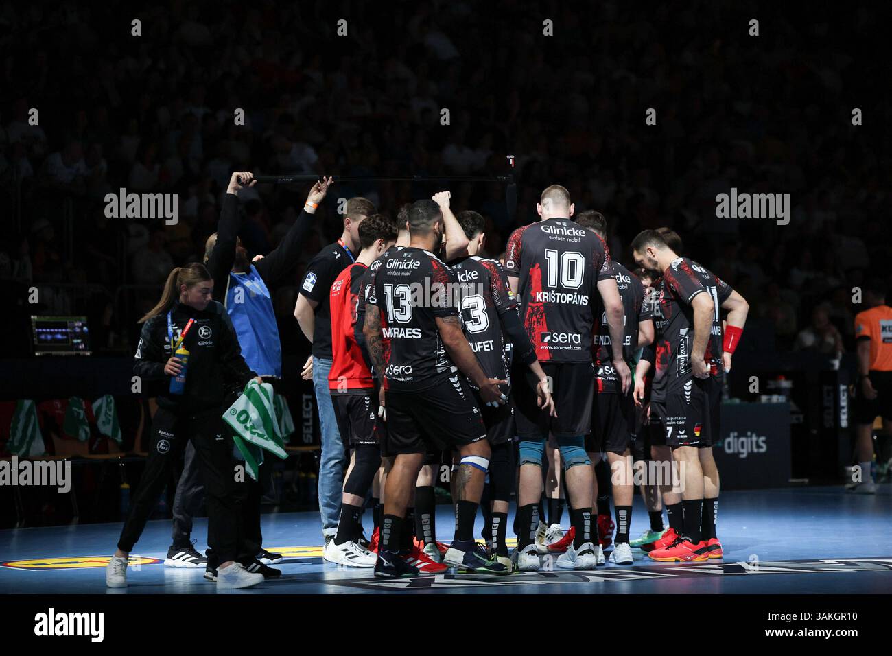 Koeln, Deutschland. 12th Apr, 2025. v.l. Auszeit MT Melsungen MT ...