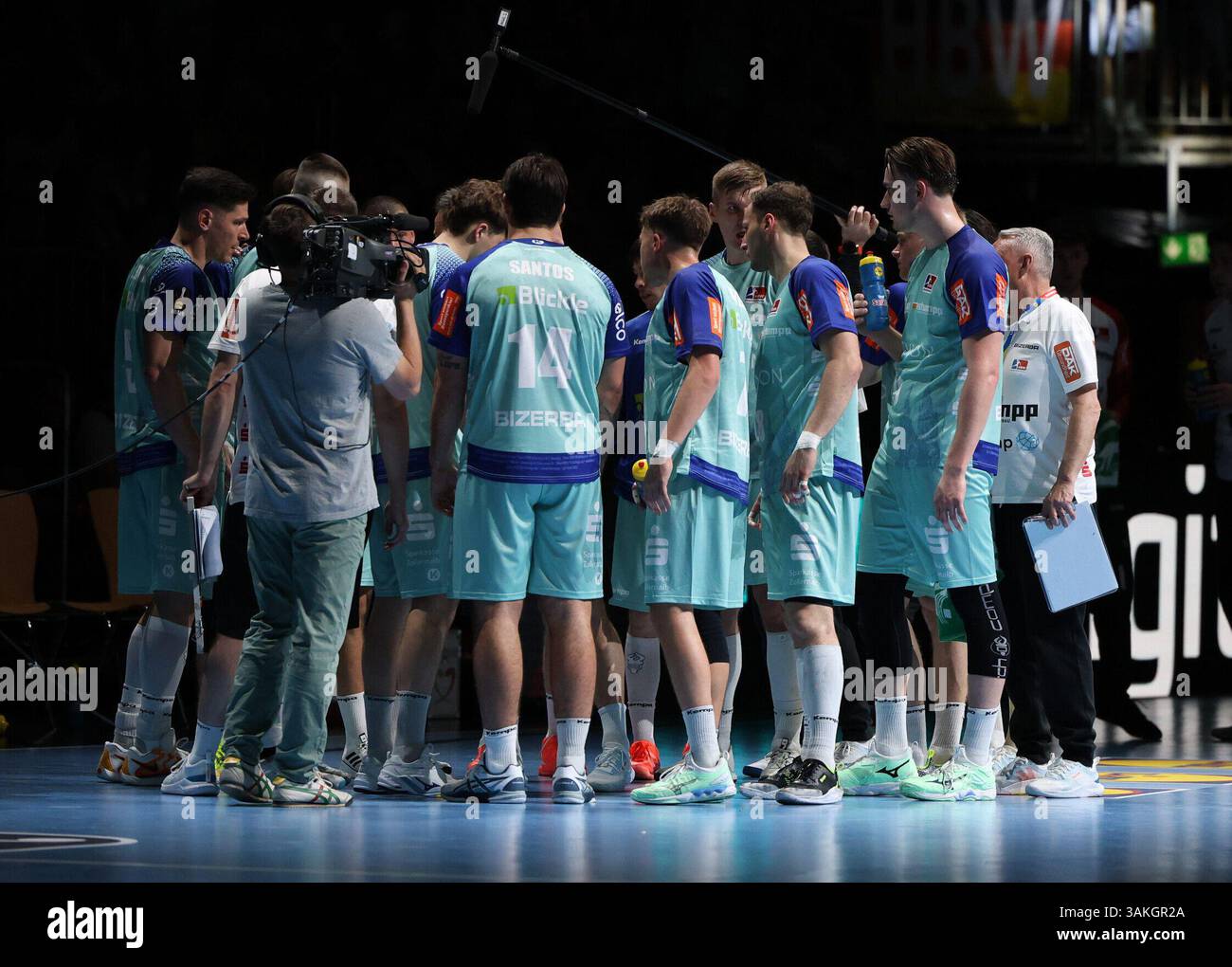 Koeln, Deutschland. 12th Apr, 2025. v.l. Auszeit HBW Balingen ...