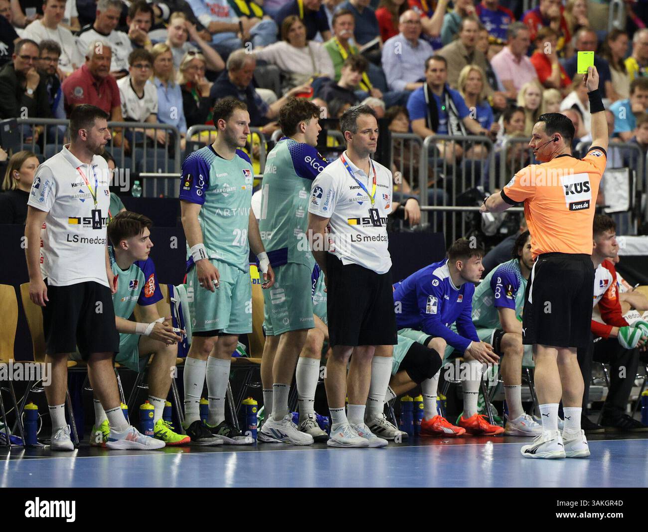 v.l. gelbe Karte für die Bank von HBW Balingen-Weilstetten MT Melsungen ...