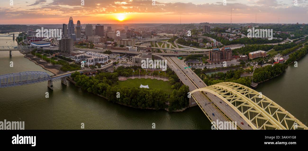 Night urban landscape of downtown district of Cincinnati city in Ohio ...
