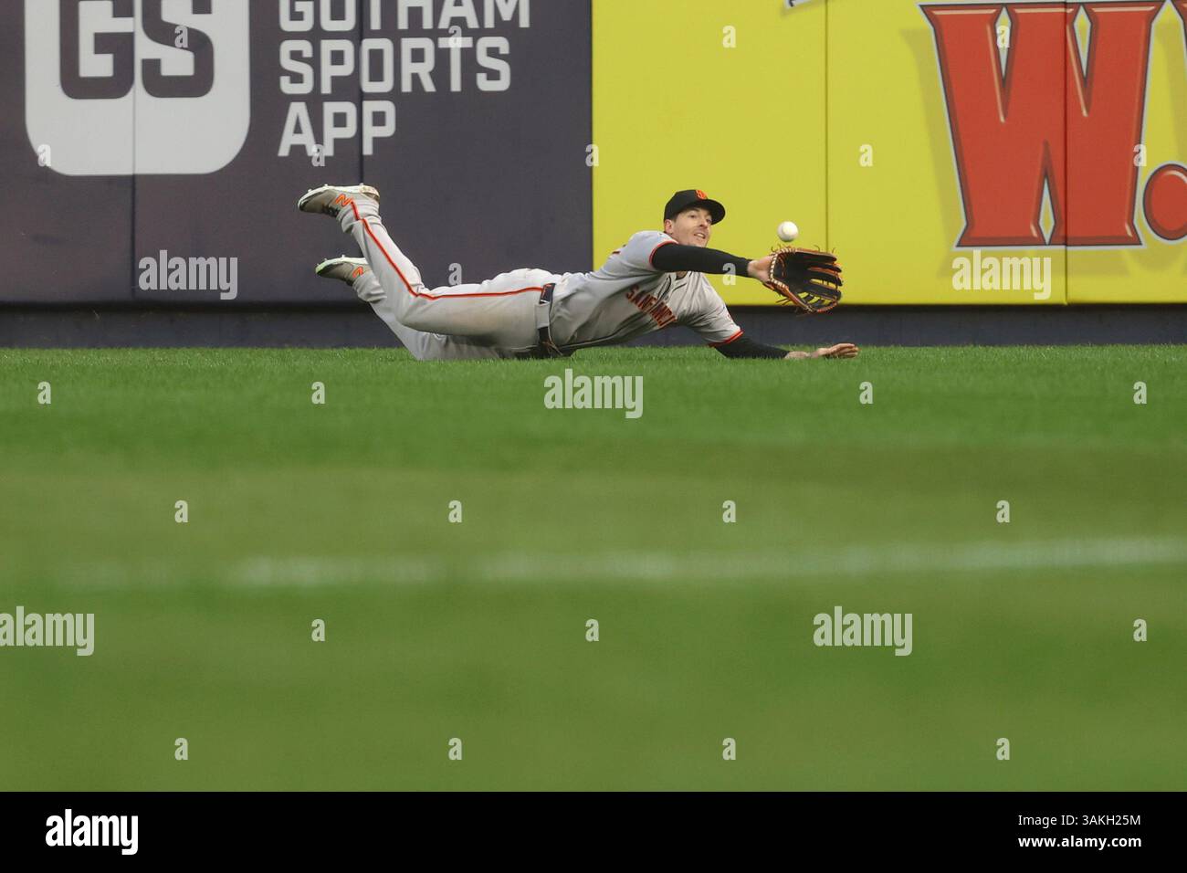 San Francisco Giants outfielder Mike Yastrzemski makes a diving catch ...