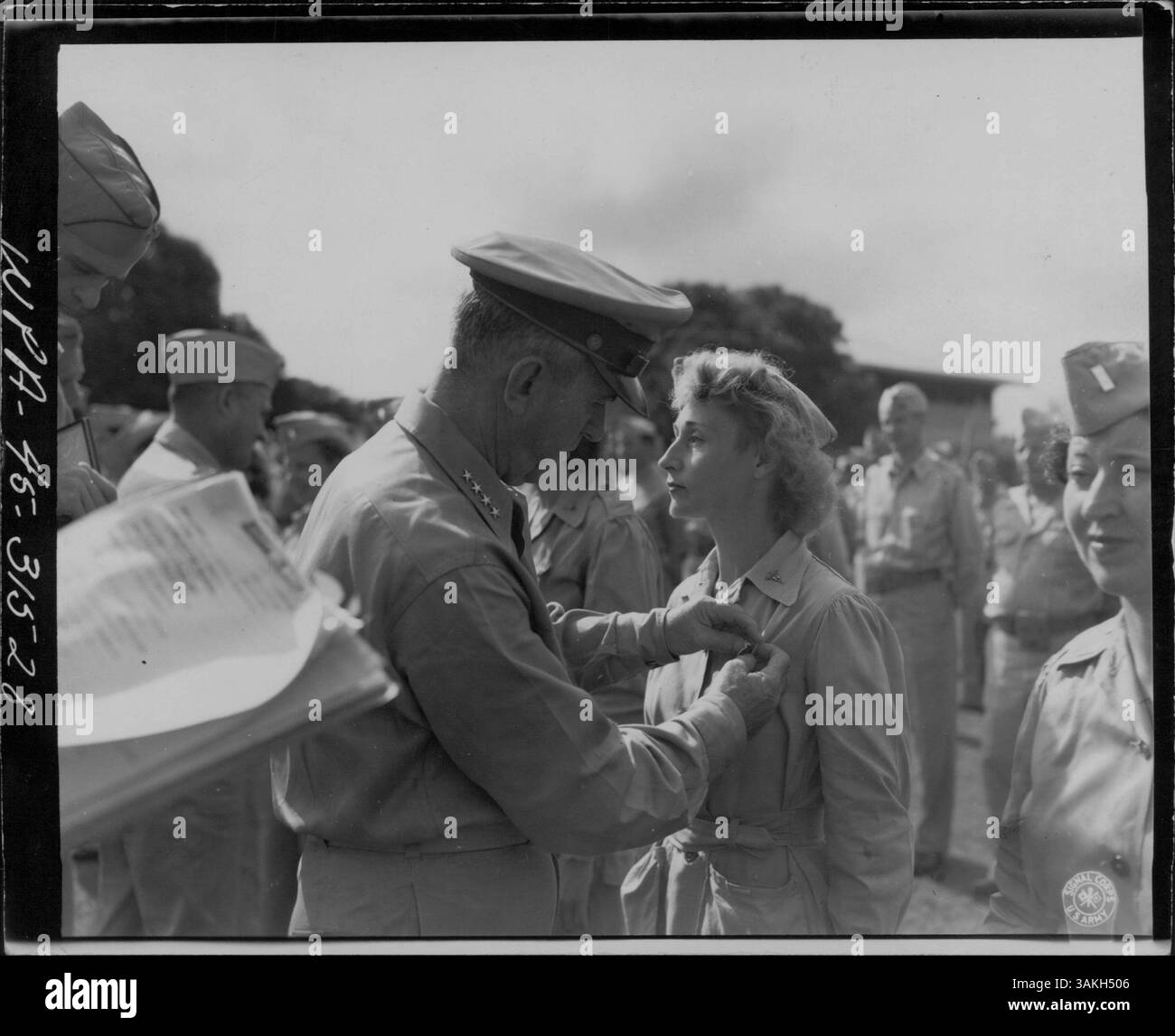 First Lieutenant Olga E. Lund receives the Bronze Star from General ...