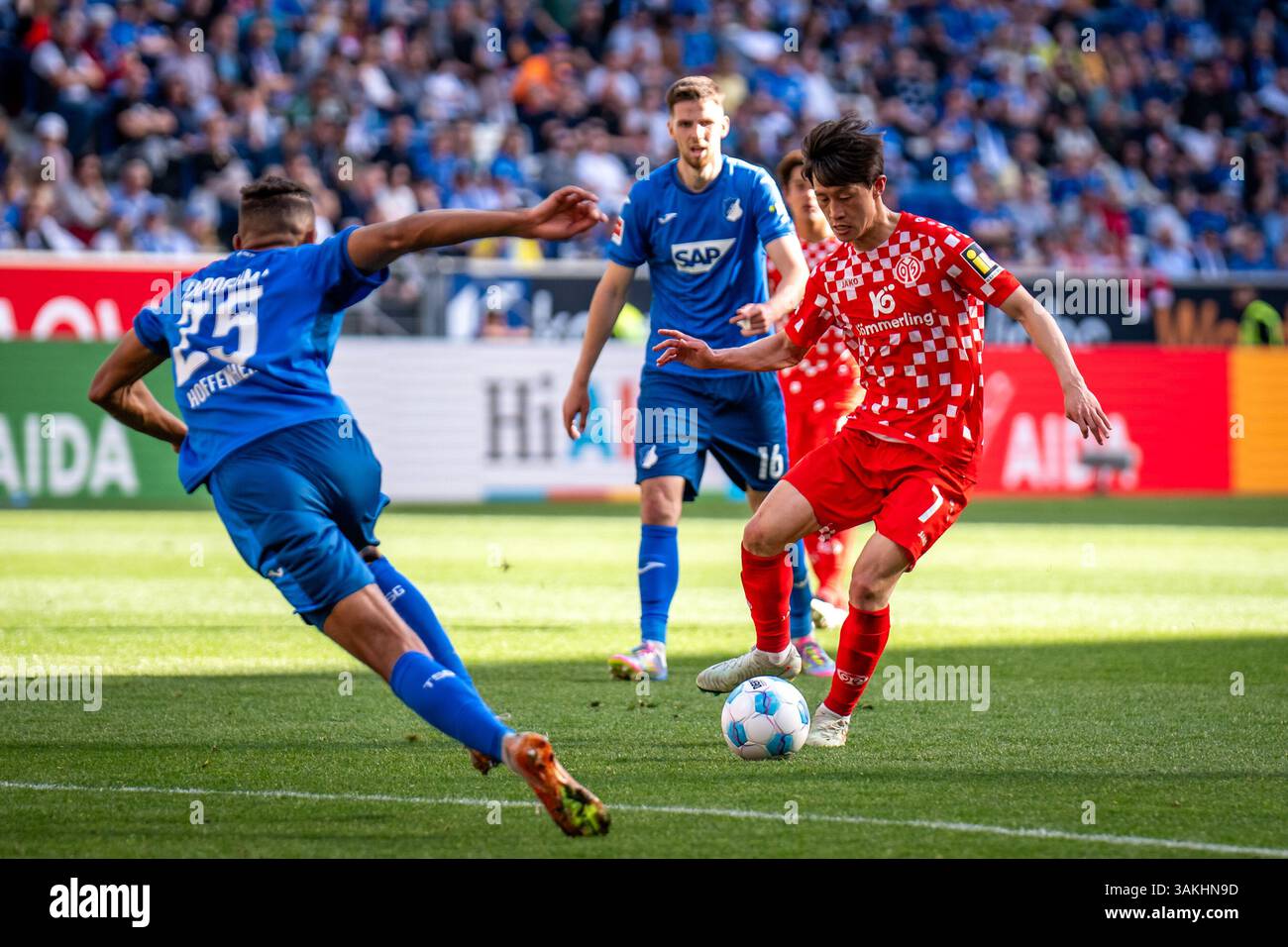 Jae-Sung Lee (1. FSV Mainz 05, 7) am Ball, Kevin Akpoguma (TSG Hoffenheim, 25) versucht den ball ...