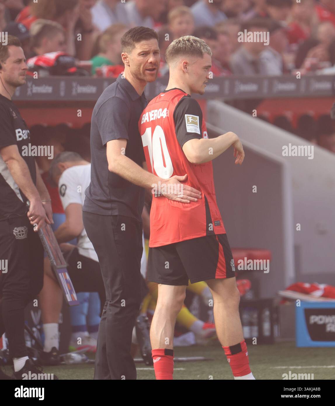 Cheftrainer Xabier Alonso Olano (Bayer) wechselt Florian Wirtz (Bayer ...