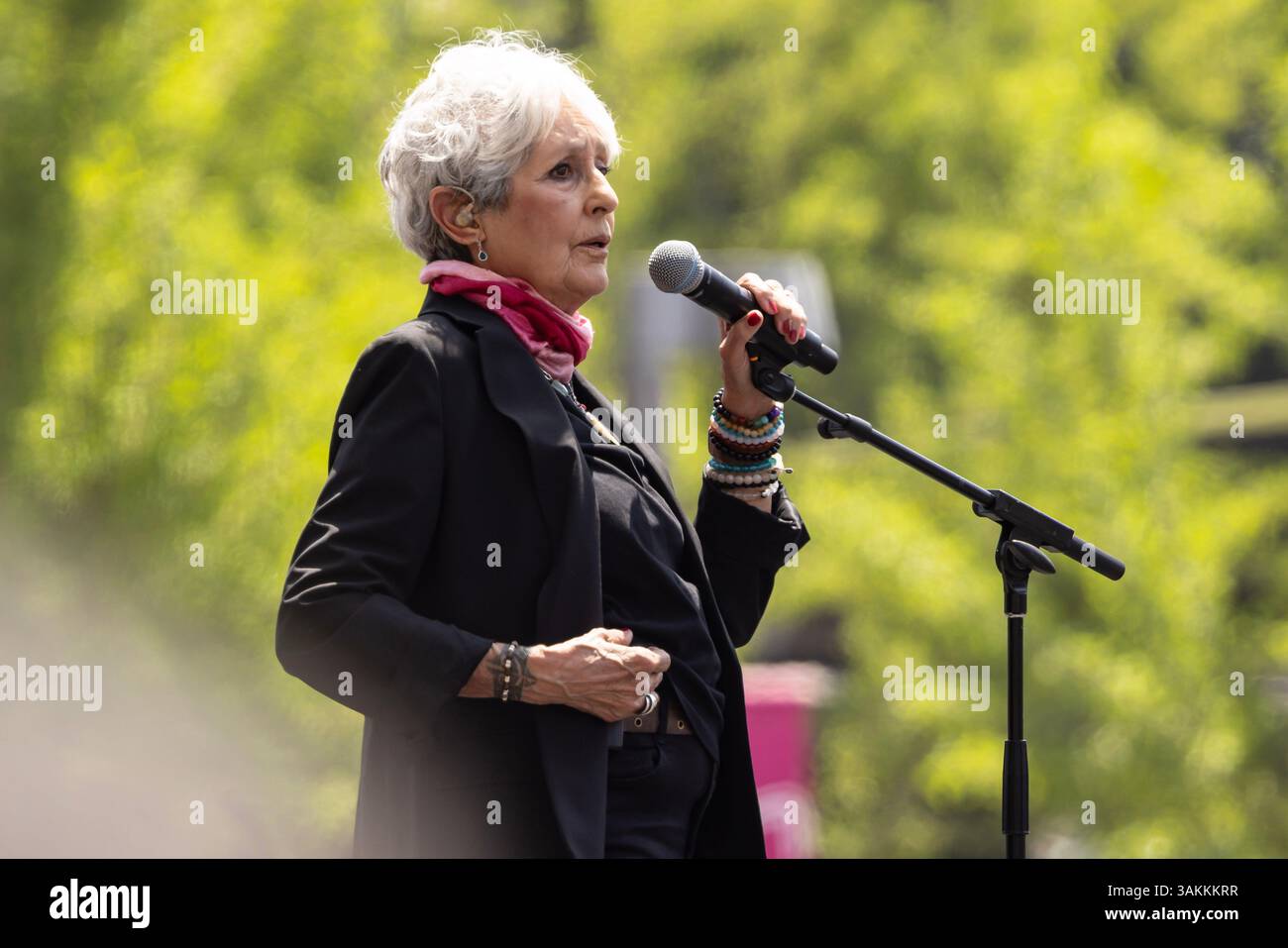 Los Angeles, USA. 12th Apr, 2025. Joan Baez singing at the Fighting the ...