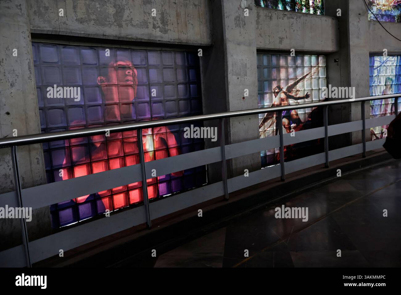 Mexico City, Cdmx, Mexico. 12th Apr, 2025. The San LÃ Âzaro Metro is ...