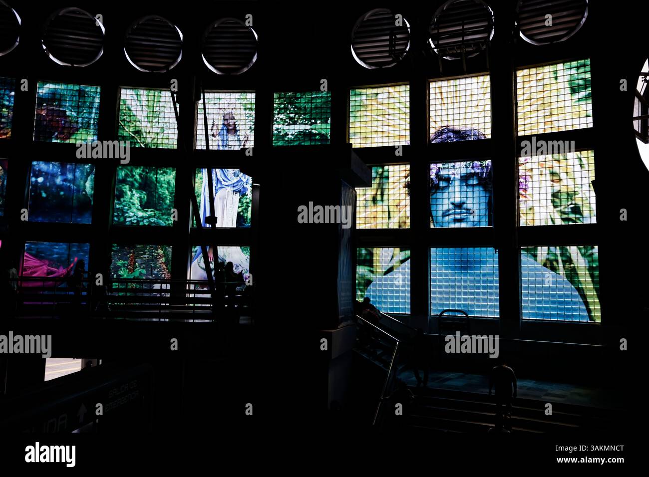 Mexico City, Cdmx, Mexico. 12th Apr, 2025. The San LÃ Âzaro Metro is ...