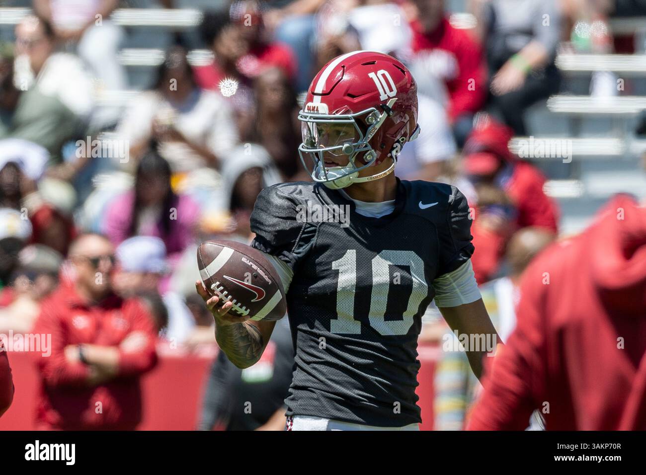 Alabama quarterback Austin Mack (10) works between drills during ...