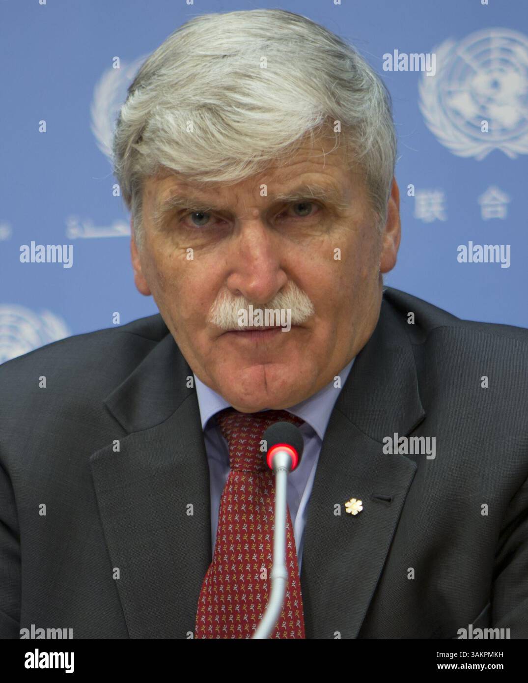 General romeo dallaire hi-res stock photography and images - Alamy