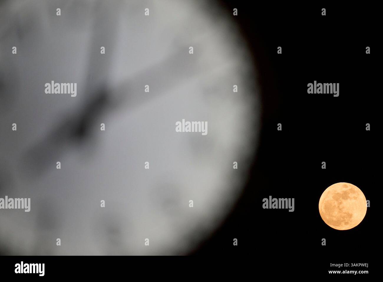 (250413) -- WARSAW, April 13, 2025 (Xinhua) -- A full moon is seen in ...