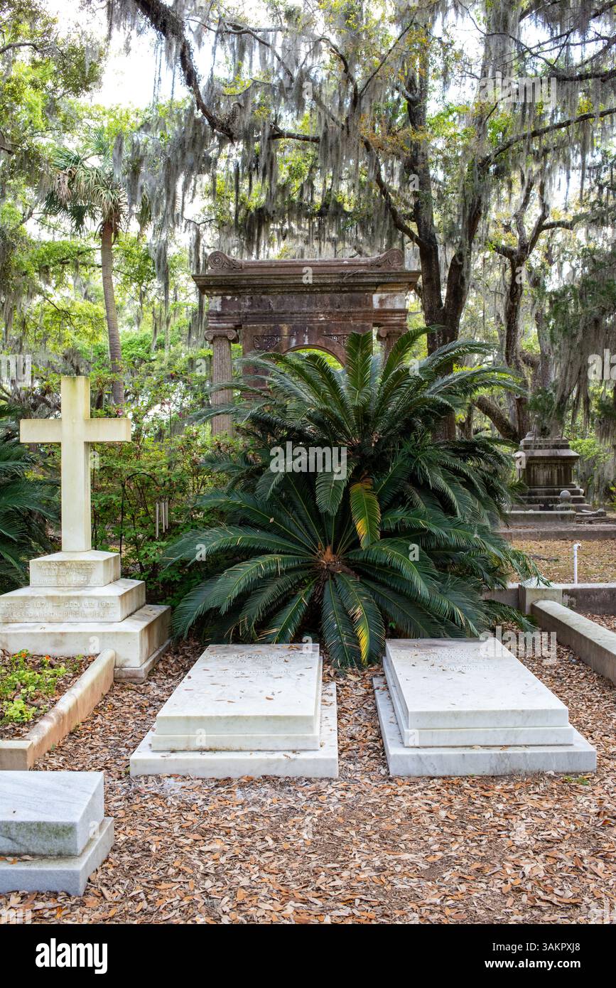 Bonaventure Cemetery, Savannah, Georgia featured in Midnight in the ...