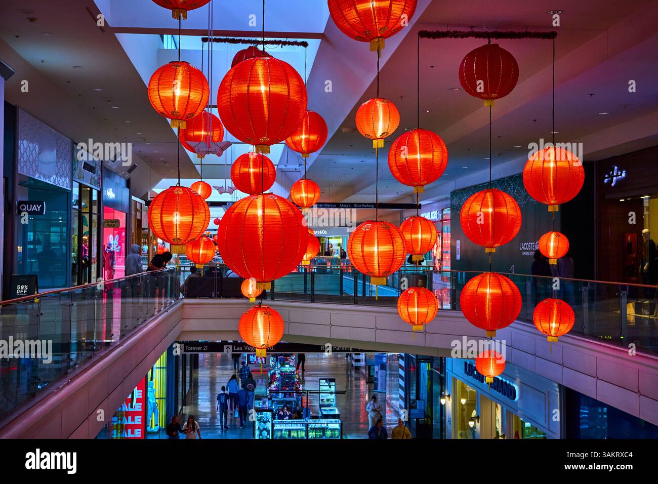 Casual shopping atmosphere hi-res stock photography and images - Alamy