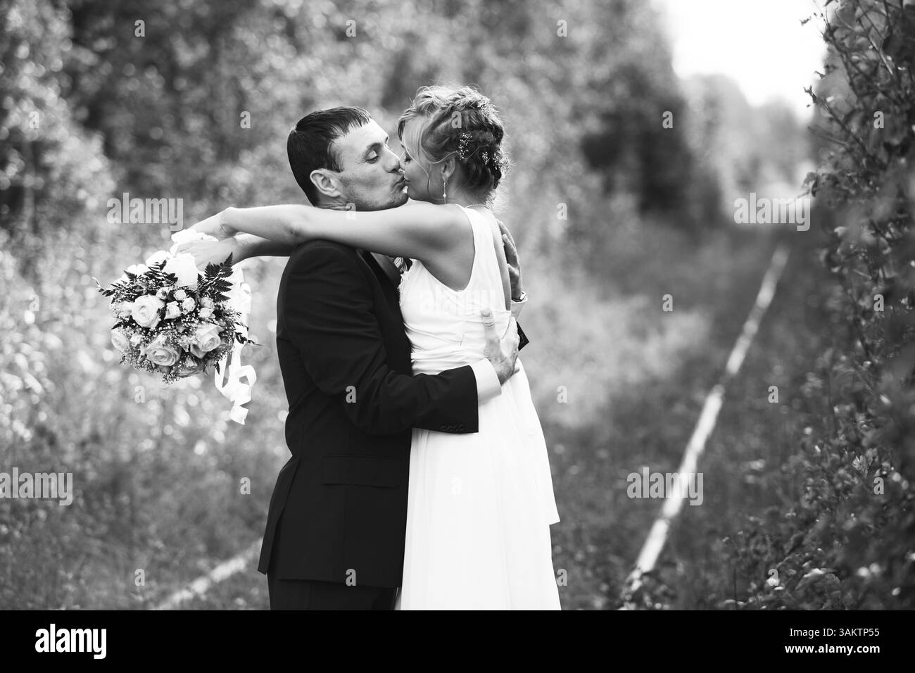 Romantic wedding couple kissing outdoors Stock Photo - Alamy