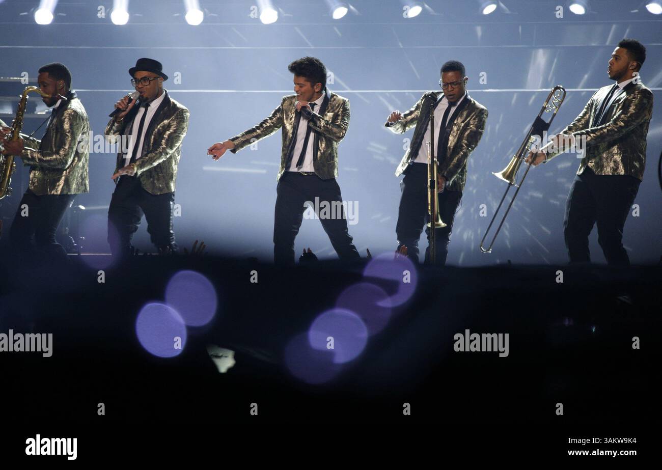 2014 super bowl halftime hi-res stock photography and images - Alamy